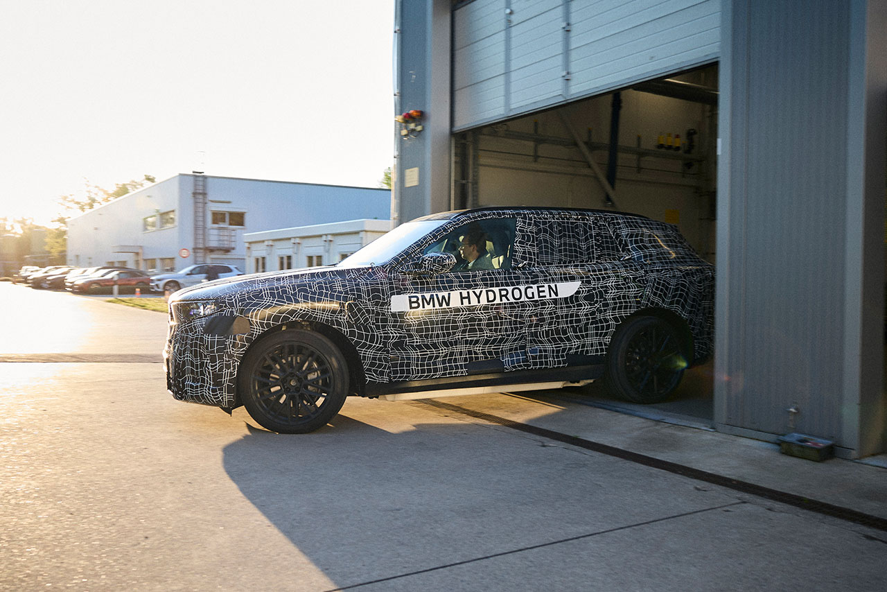 BMW iX5 Hydrogen – Driving pleasure meets fuel cell technology.